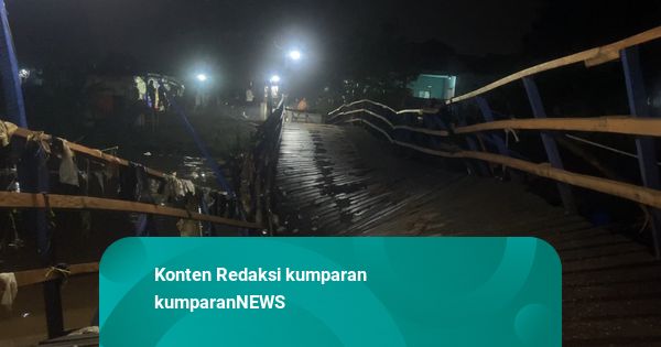 Jembatan Apung di Bandung Patah, 9 Motor Sempat Terendam | kumparan.com